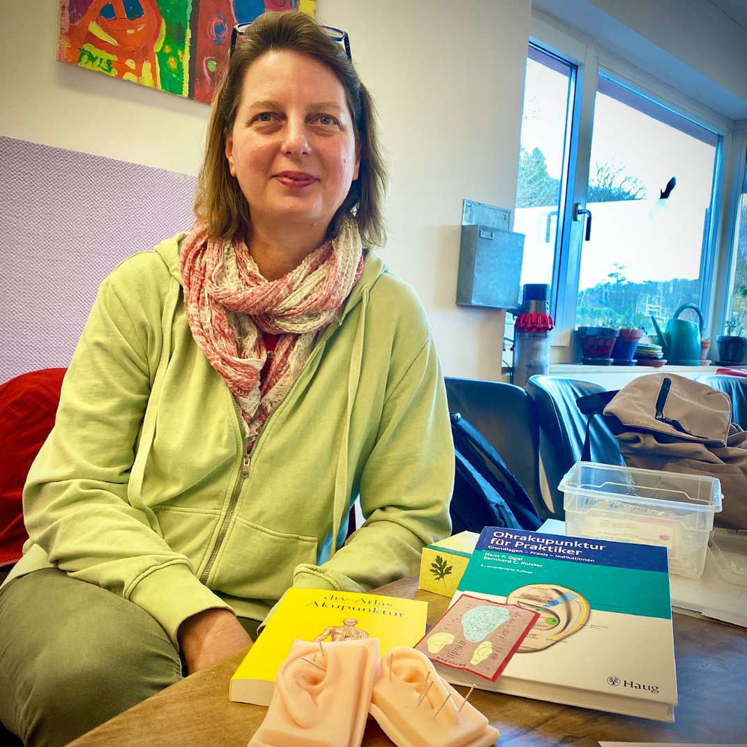 Nadelstiche ins Ohr als Teil eines umfassenden Therapieplans